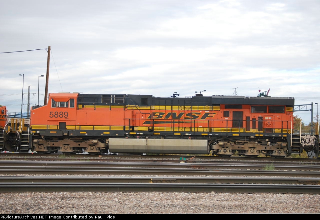 BNSF 5889